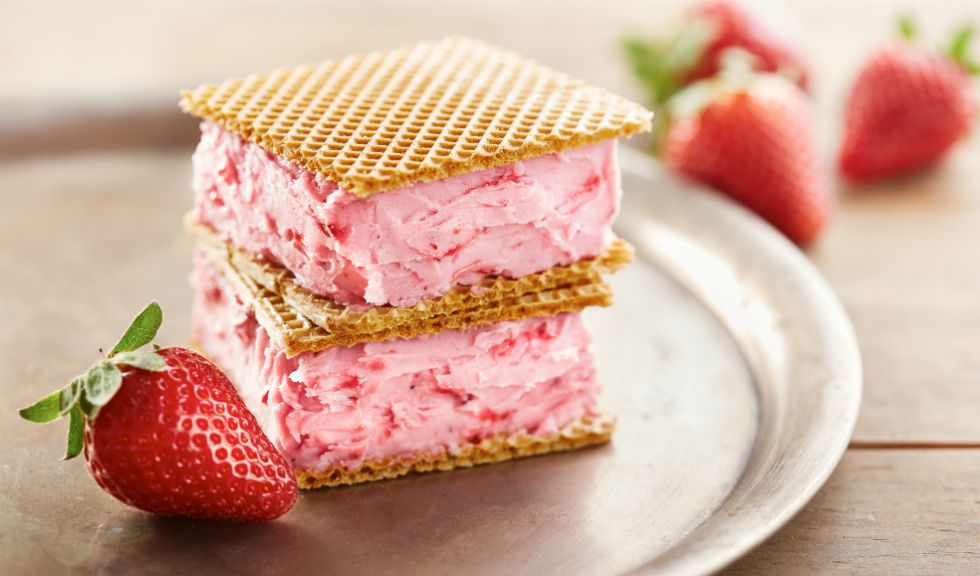 Sandwich cu inghetata de capsuni - Elle.ro