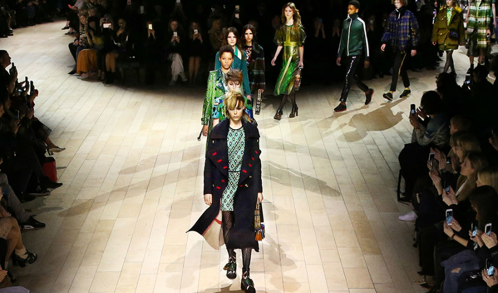 Burberry Bridle, noua vedeta din colectia de genti Burberry - Elle.ro