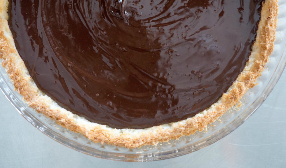 Tarta cu nuca de cocos si ganache de ciocolata neagra, de Ioana ...