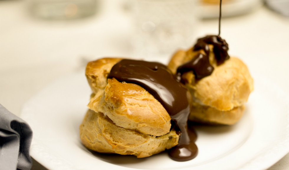 Profiterol cu inghetata de vanilie si sos de ciocolata, de Ioana ...