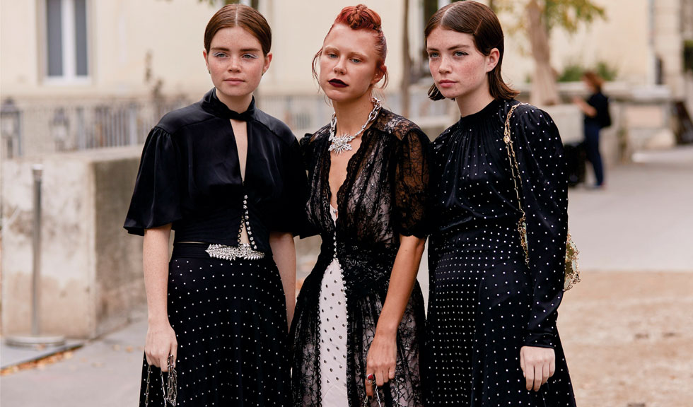 Piesele vestimentare ale anilor ’90 revin în forță! Cum să le porți în ...