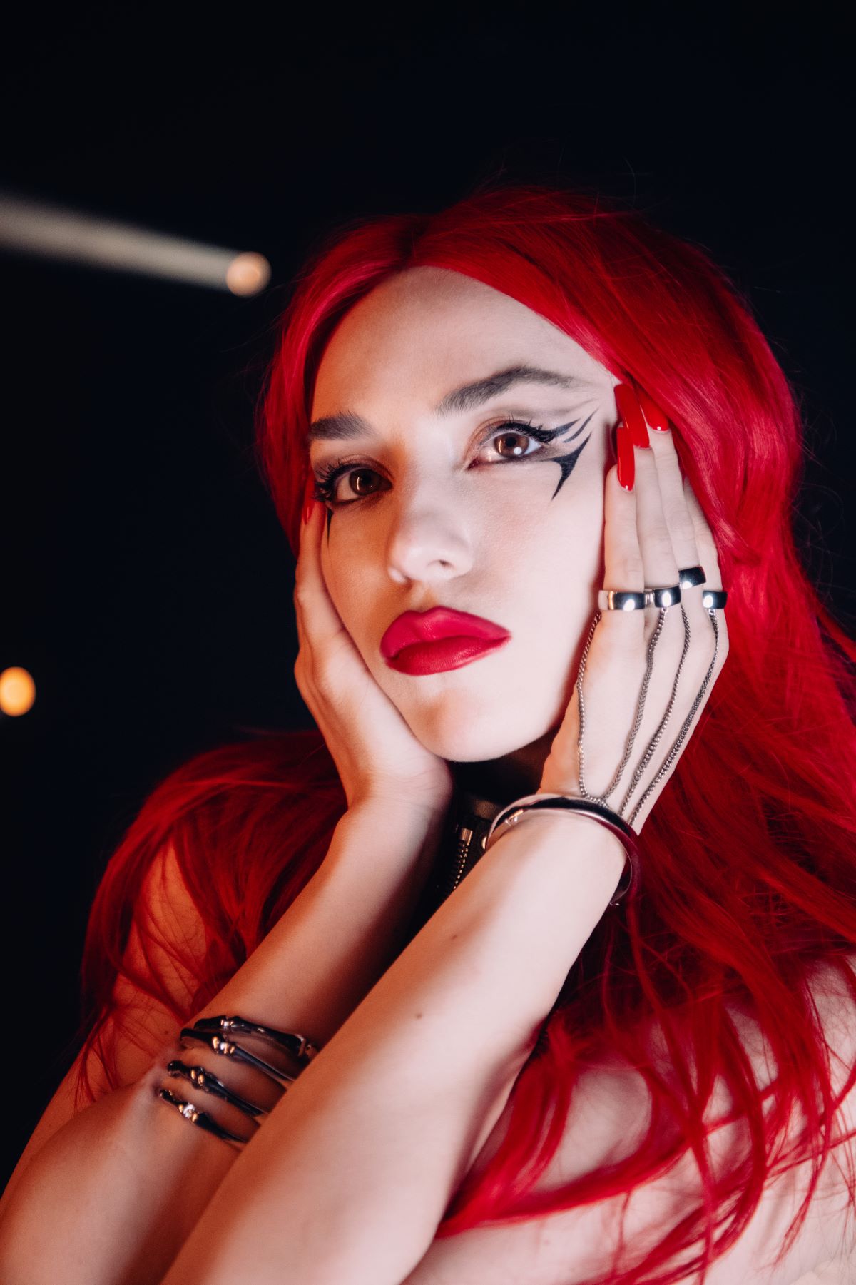 Ava Max, artista Sweet, deloc Psycho, ajunge pentru prima dată la un ...