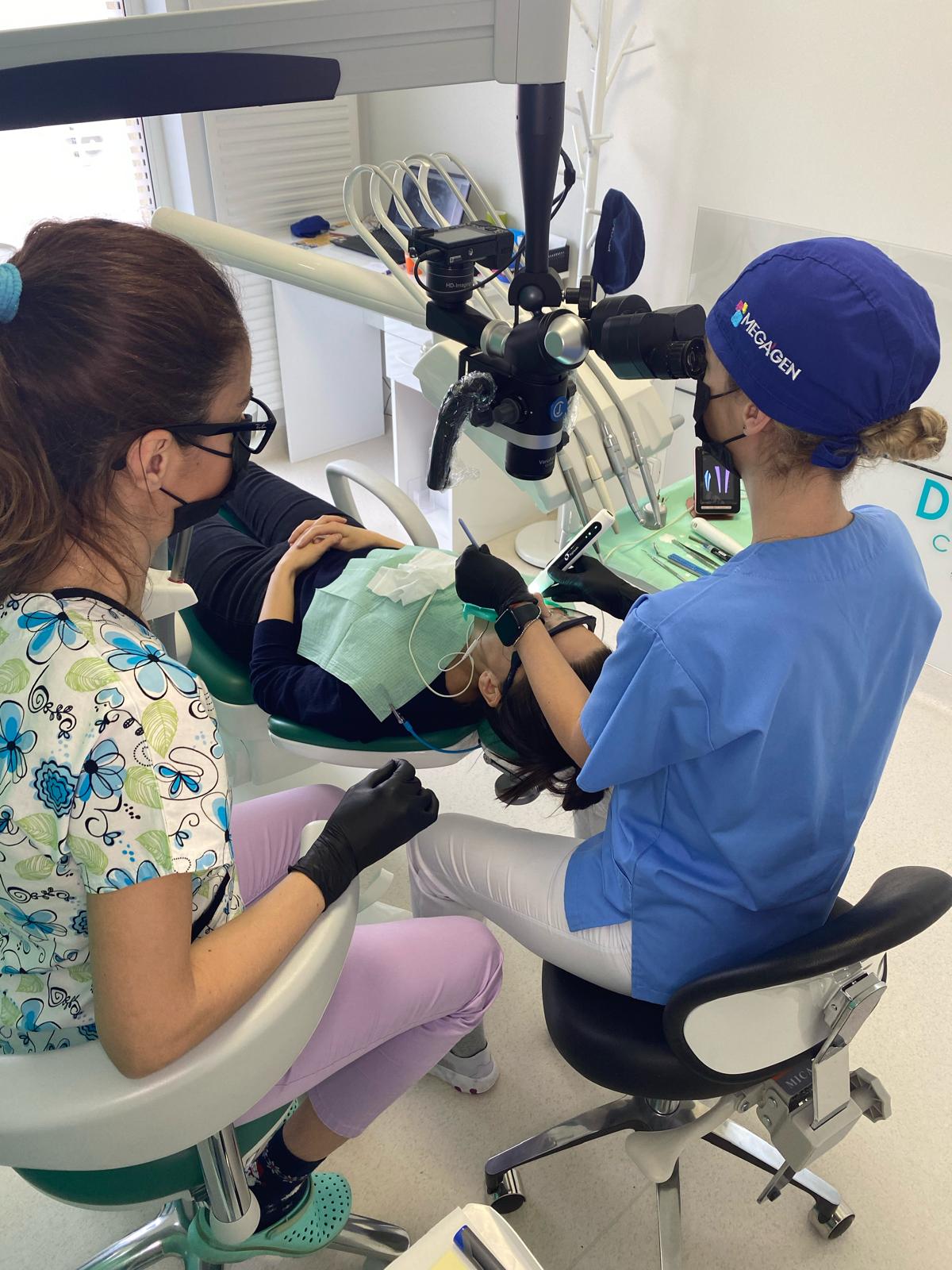 Endodonţia, sub microscop: tratamentul care îţi salvează dantura naturală