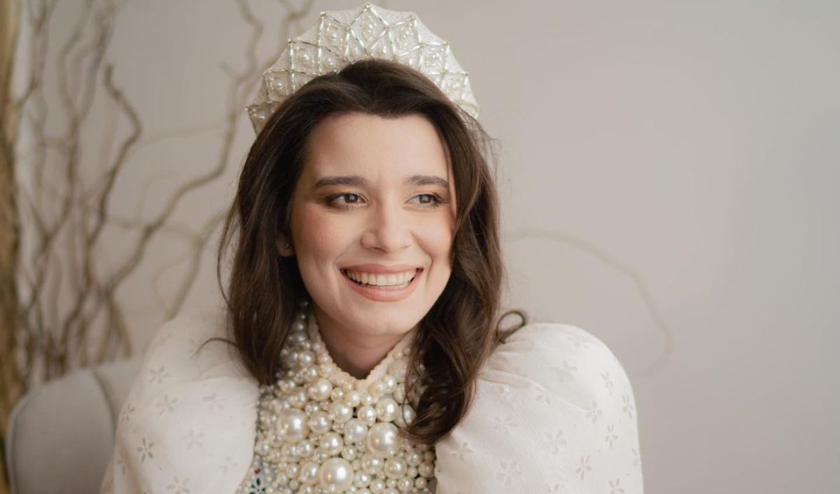 Kira Hagi, apariție stylish într-o rochie roșie la un eveniment de ...