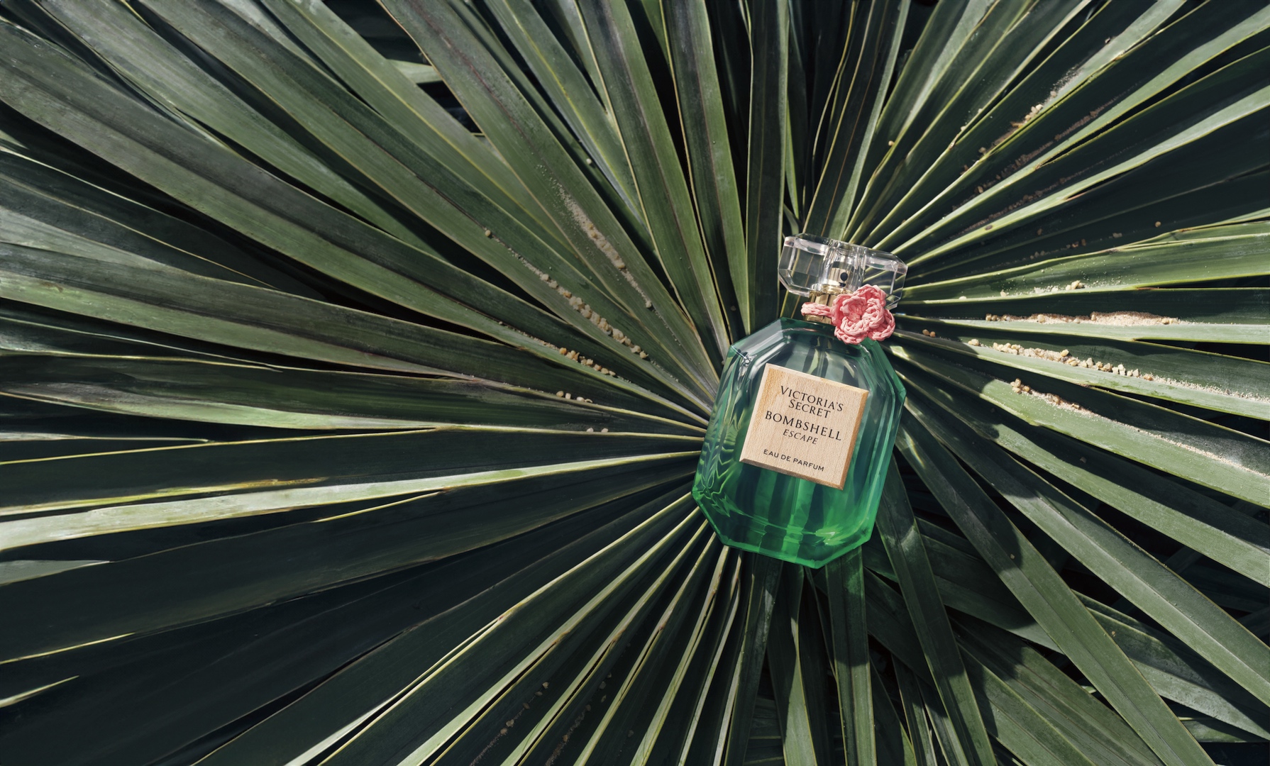 Parfumul perfect al verii tale este noul Bombshell Escape de la ...